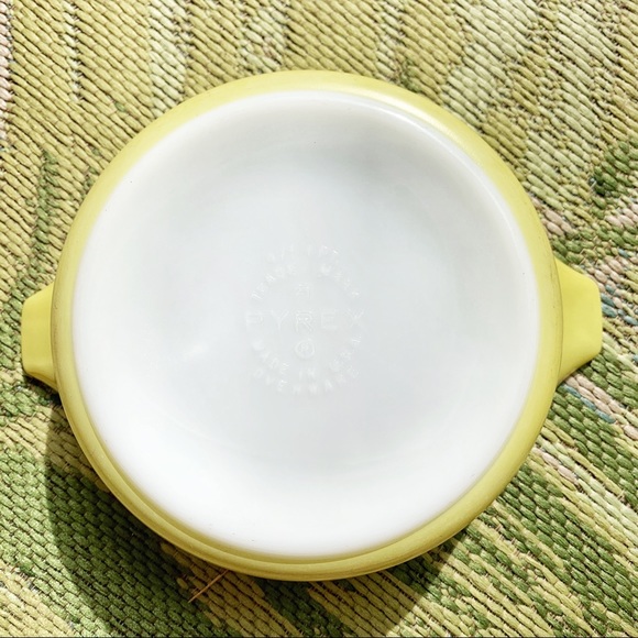 Pyrex | Kitchen | Vintage Pyrex Yellow Round Glass Casserole Dish ...